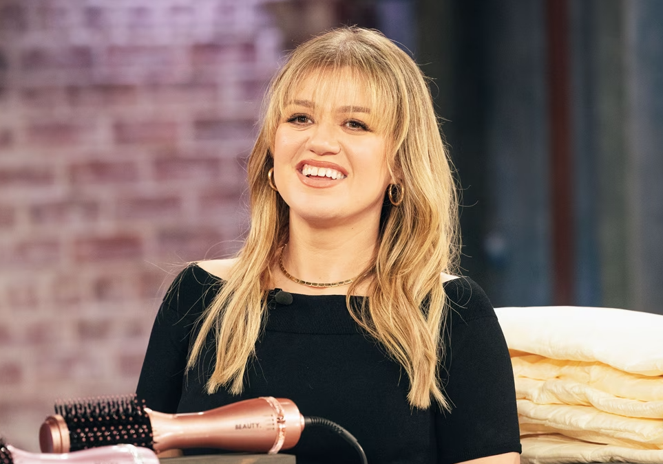Kelly Clarkson Debuted New Hair With Wispy Bangs - Hair System